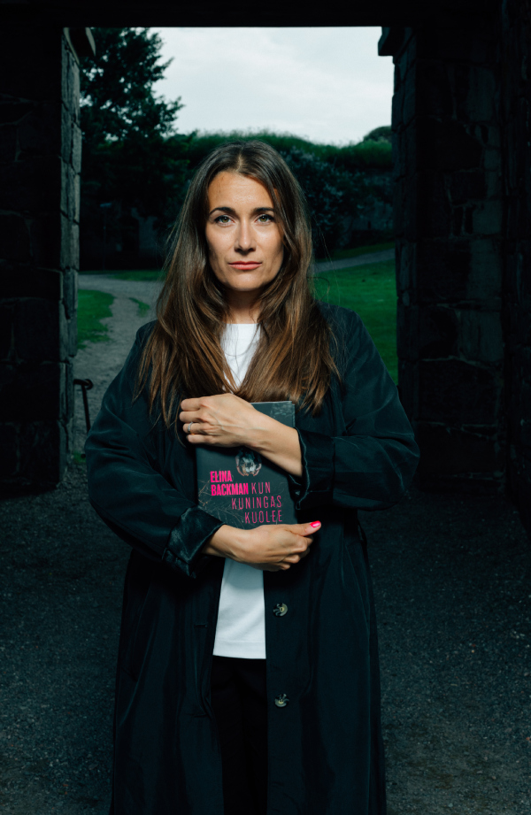 „Lubie fałszywe tropy” – mówi Elina Backman, autorka książki „Kiedy ...